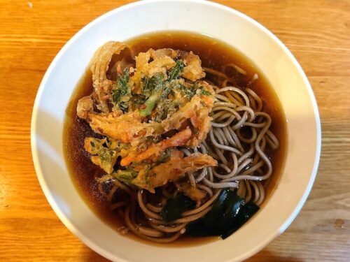 六文そば日暮里一号店のメニュー。駅前の商業施設内にある生蕎麦の六文